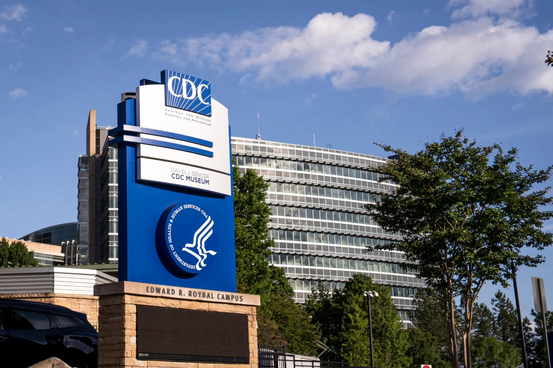 CDC restringen recomendaciones sobre vacuna contra el COVID-19